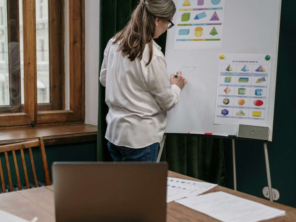 Top 10 Tips for Designing an Eye-catching LinkedIn Profile - 🚀 RiseKarma