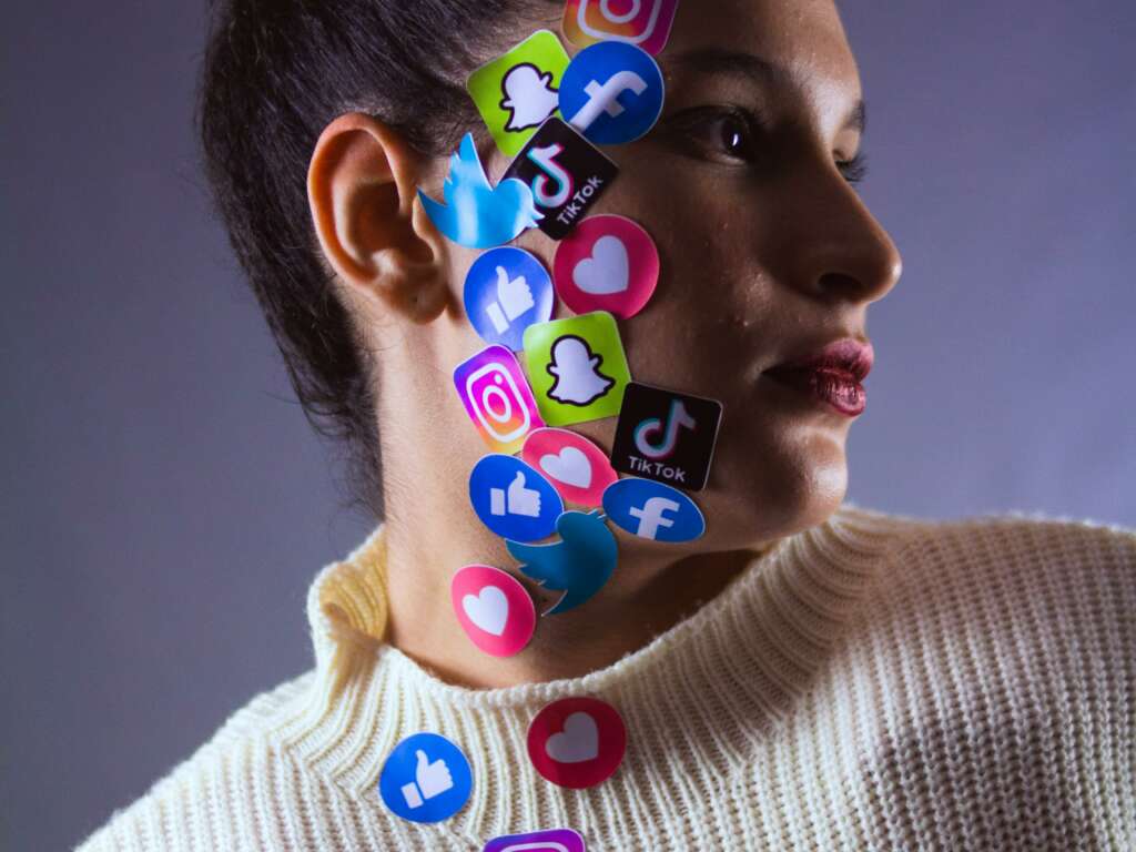 Top 7 Ideas for Creating Compelling Facebook Ads - 🚀 RiseKarma